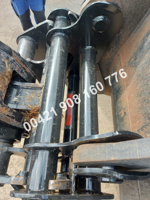 Adapter, redukcia z stroja manitou pre prídavné zariadenia Caterpillar ...